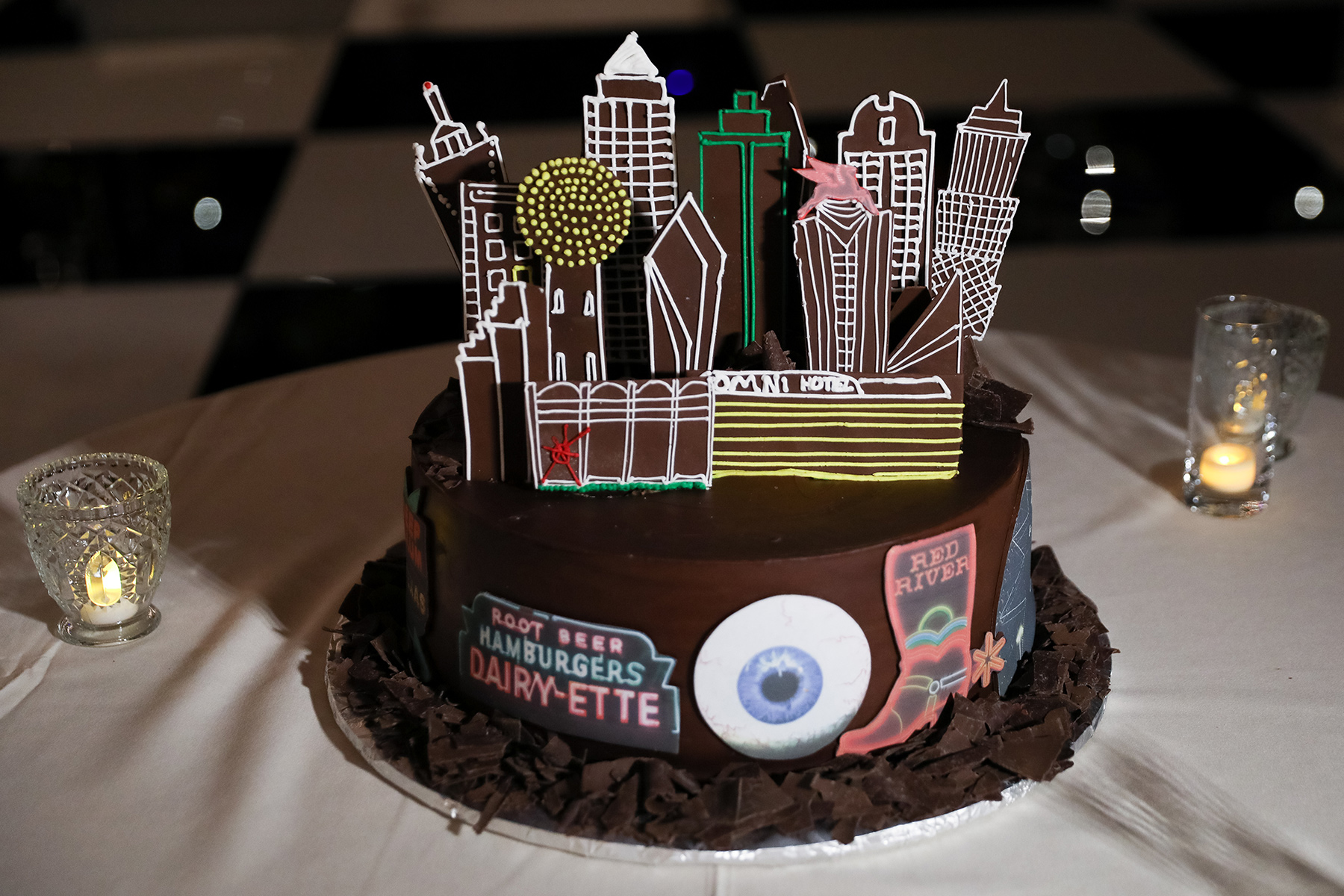 groom_downtown_skyline_cake