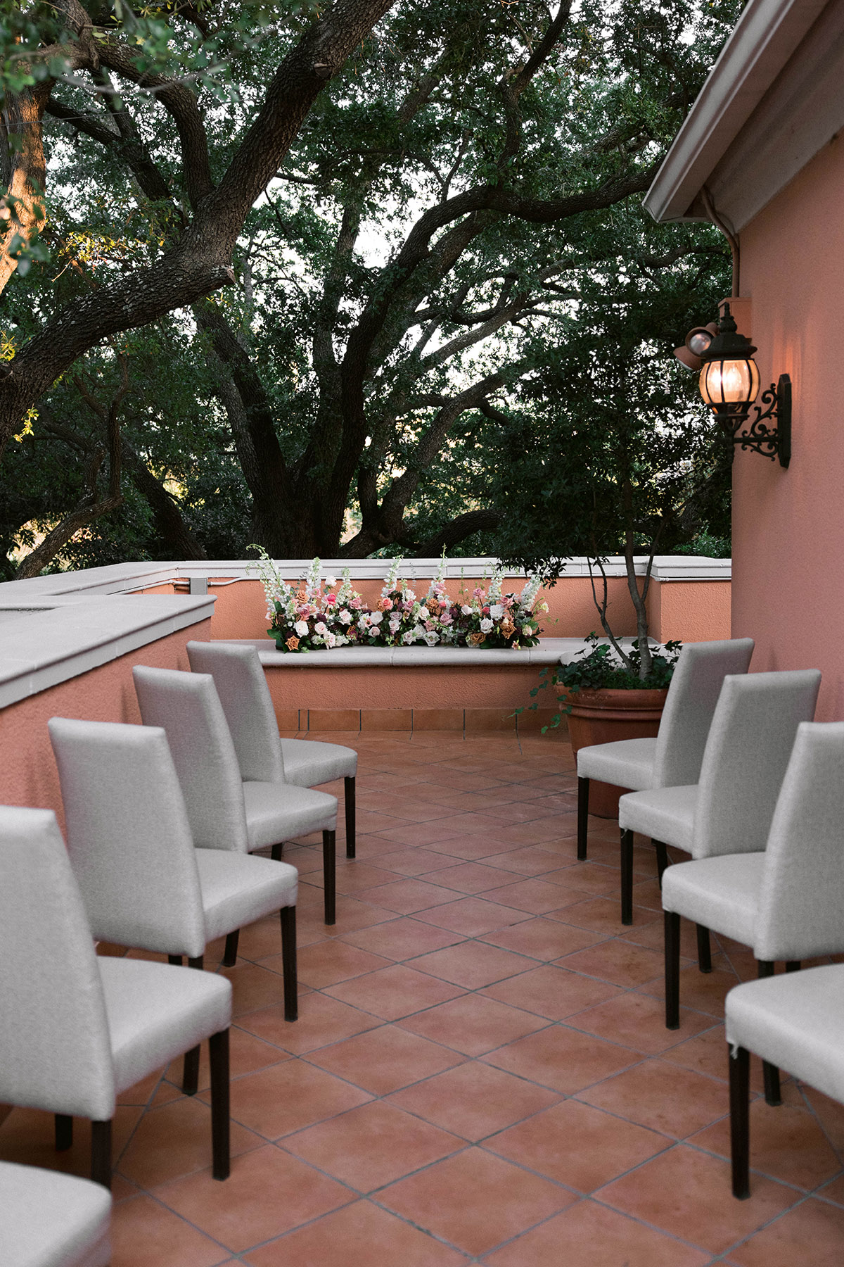 RW_Tori DeClaris Fielding Graham_ceremony-setup