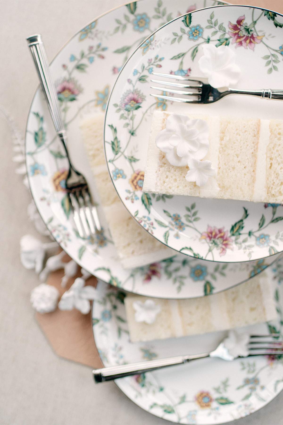 wedding-cake-on-plates