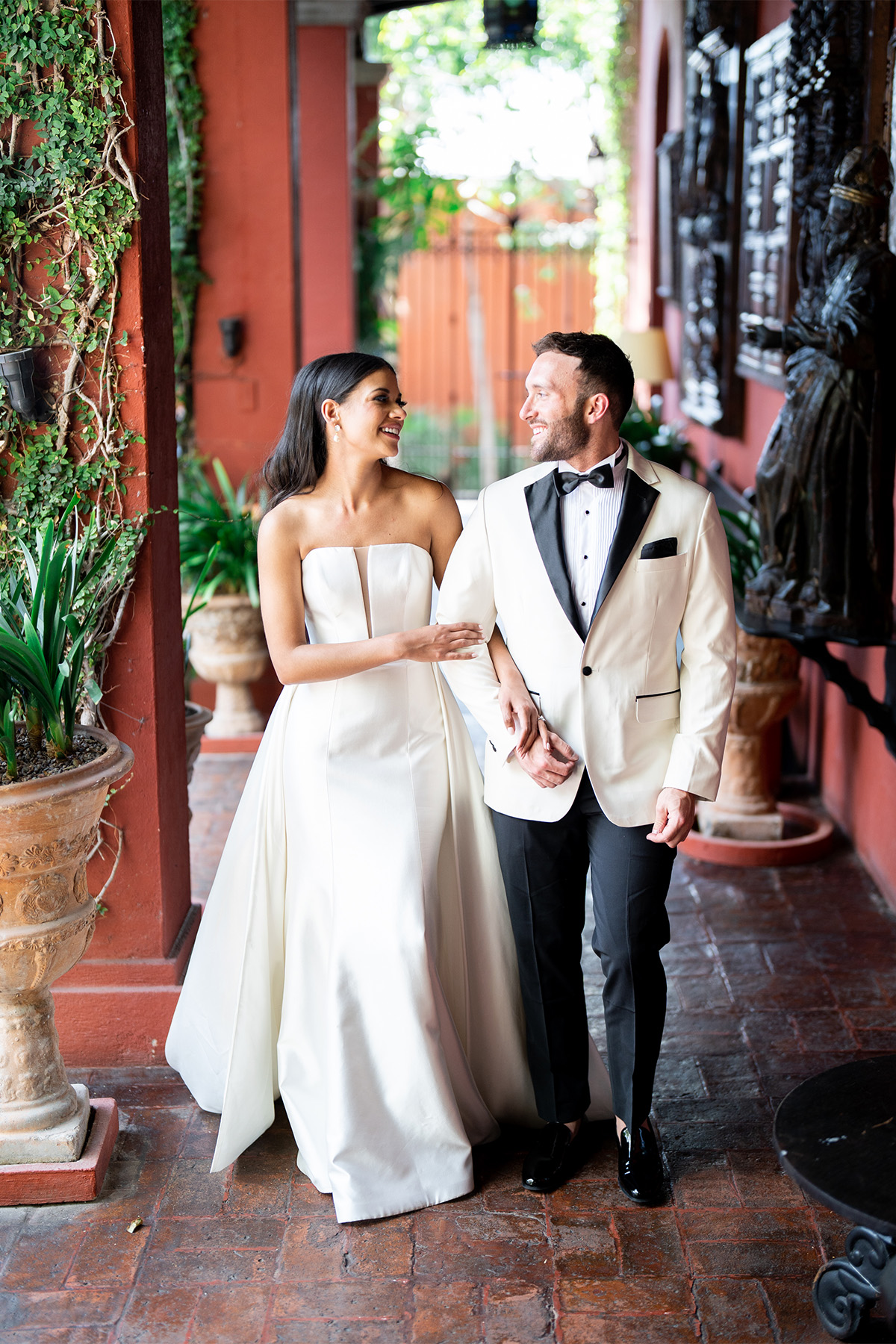 This Casa Hyder Wedding Paid Homage to the Venue's Vibrant Colors ...