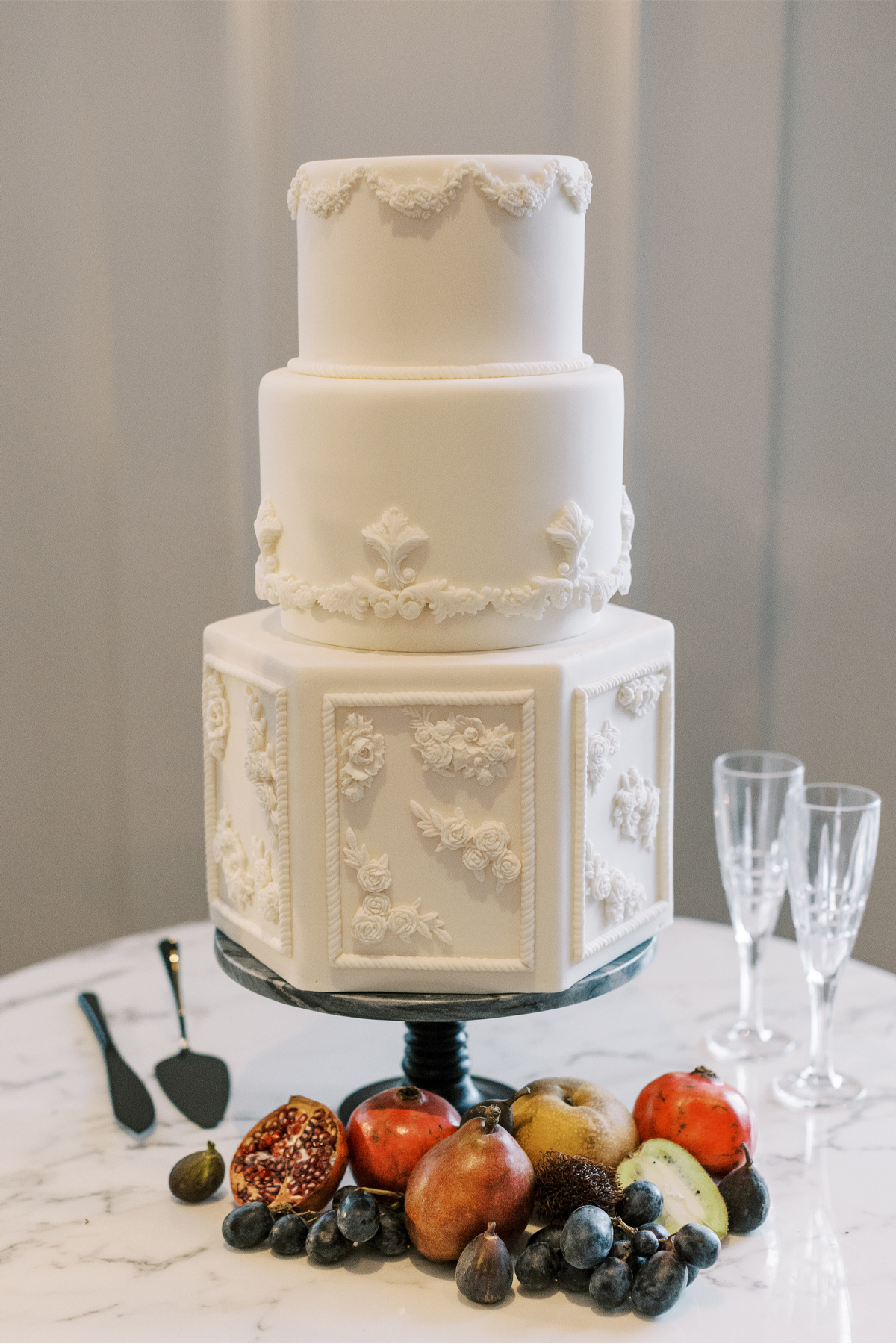 Lauren-Lyngstad-Tanner-Wells-wedding-cake-VERT