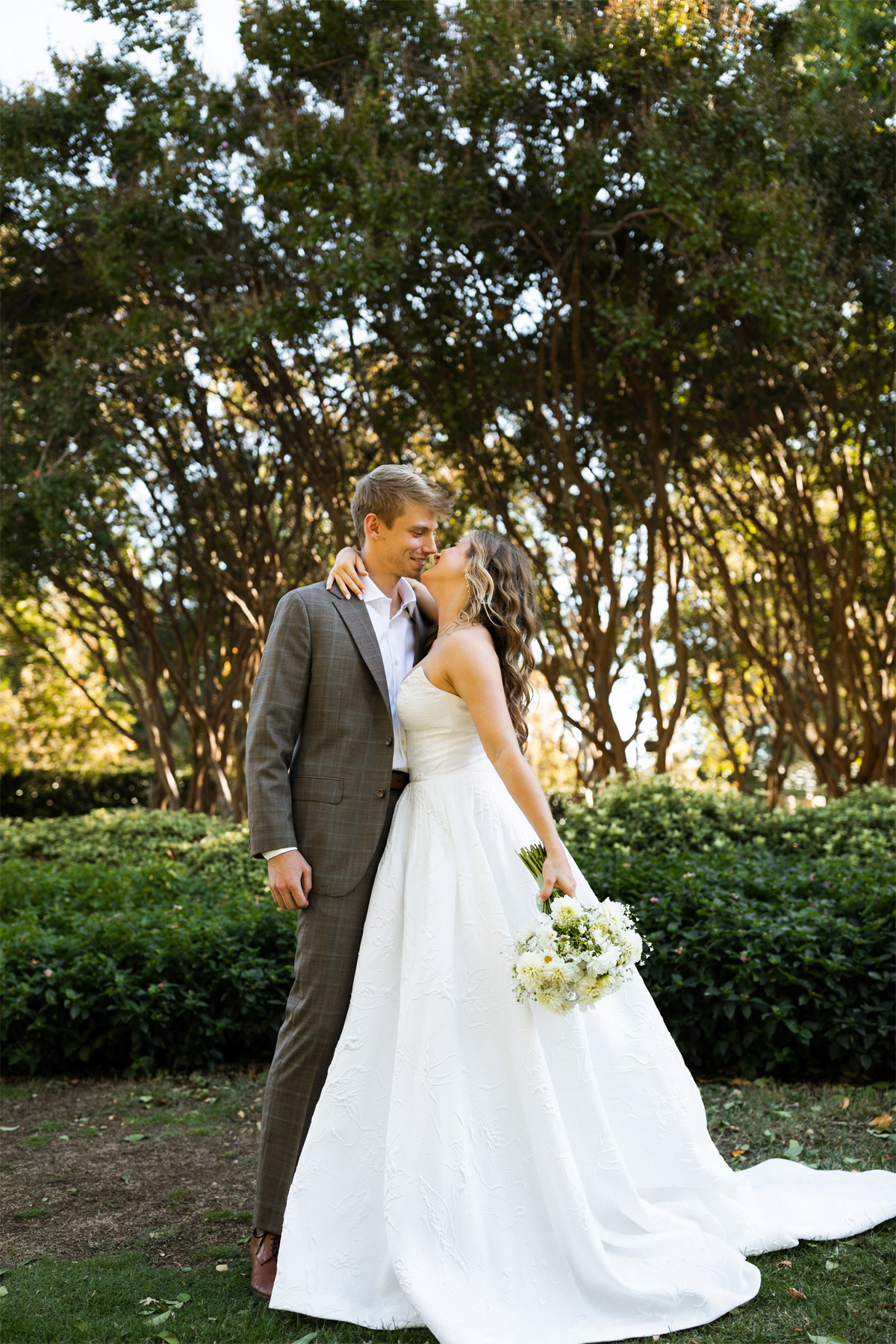 Kate-Allen-Charlie-Summers-kissing-portrait-VERT