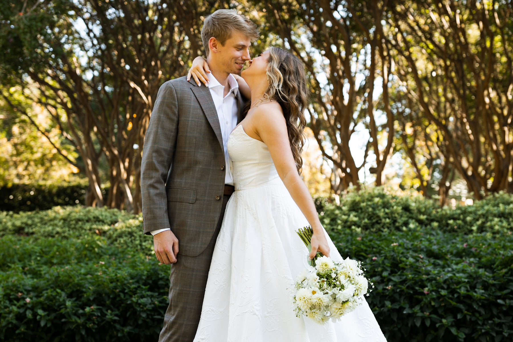 Kate-Allen-Charlie-Summers-kissing-portrait