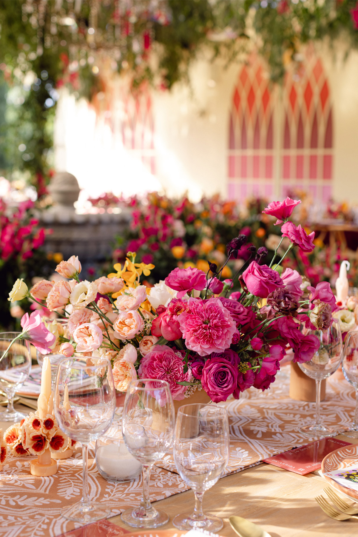 Elizabeth-Worrall-and-Juan-Antonio-Solis-reception-table-close-up-VERT